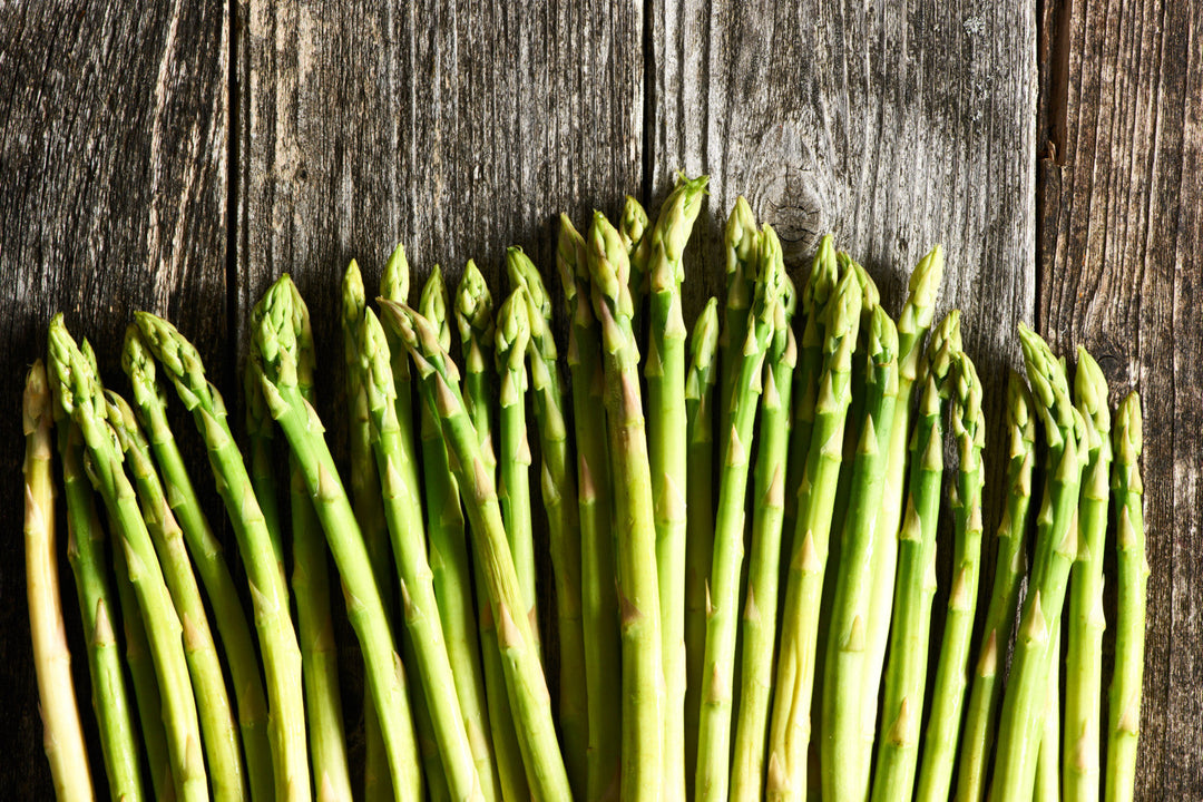 Groene asperges met kruidensaus